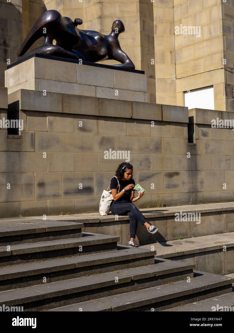 Henry Moore statue (bronze) outside the entrance to Leeds Art Gallery ...