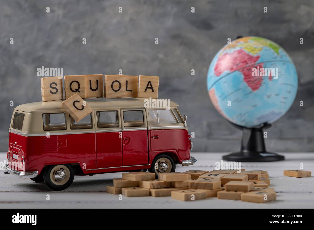 Bus scuola hi-res stock photography and images - Alamy
