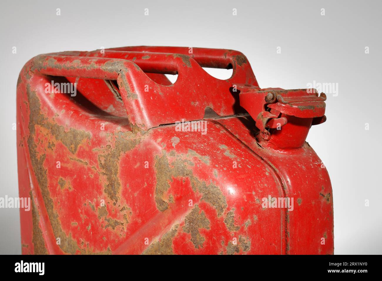 Rusty old jerry gas can Stock Photo - Alamy