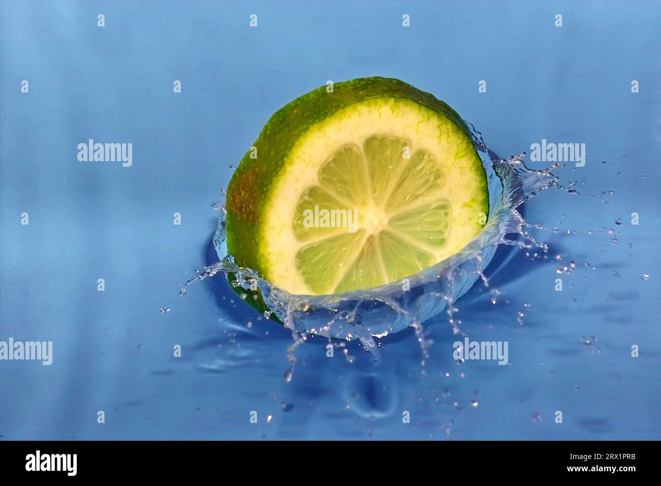 Lemon slice splash hi-res stock photography and images - Alamy