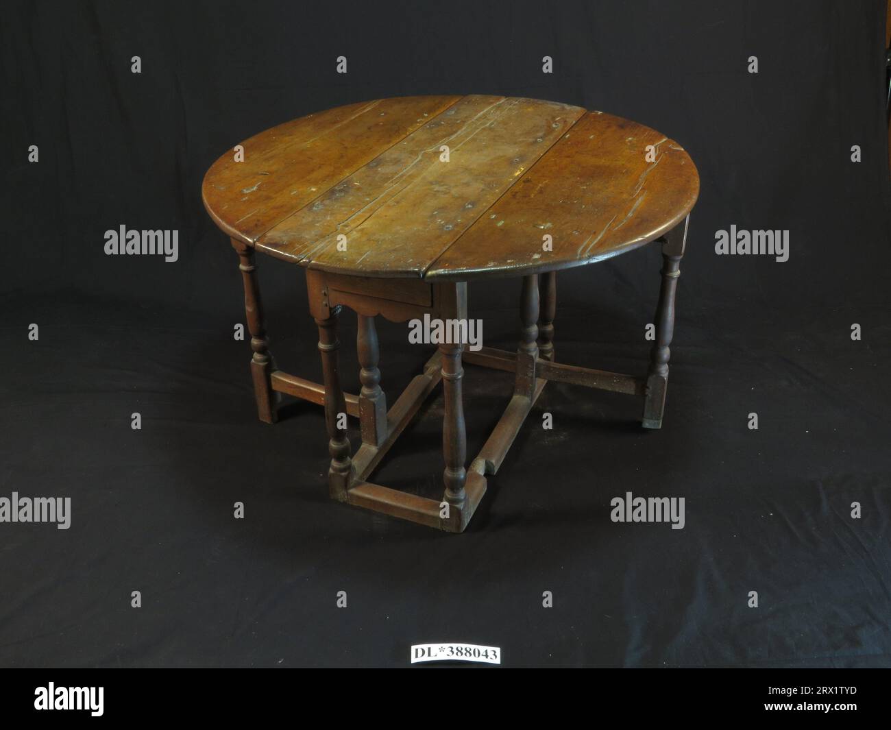 Gate leg table hi-res stock photography and images - Alamy