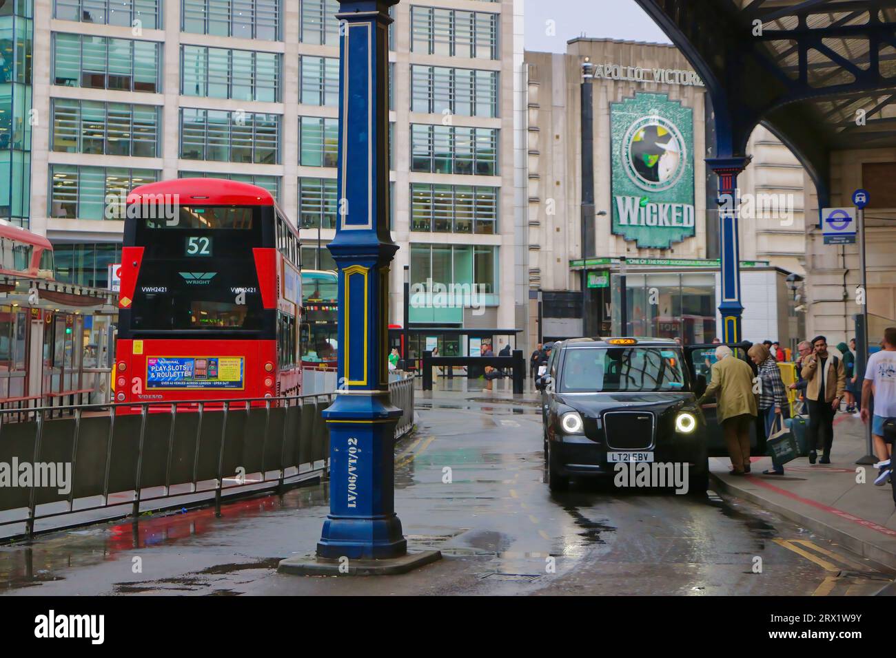 Black cab taxi rank hi-res stock photography and images - Alamy