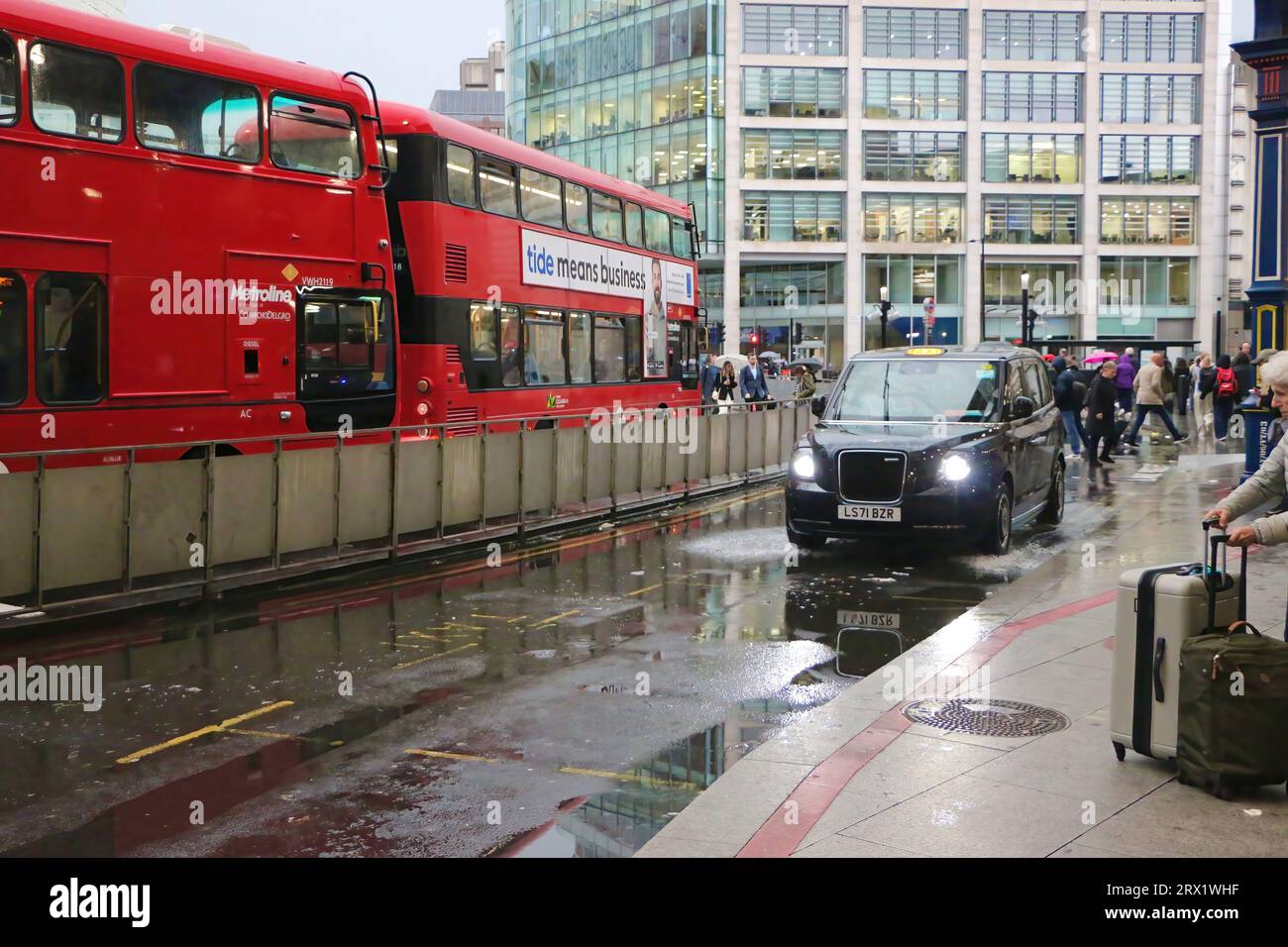 Black cab taxi rank hi-res stock photography and images - Alamy