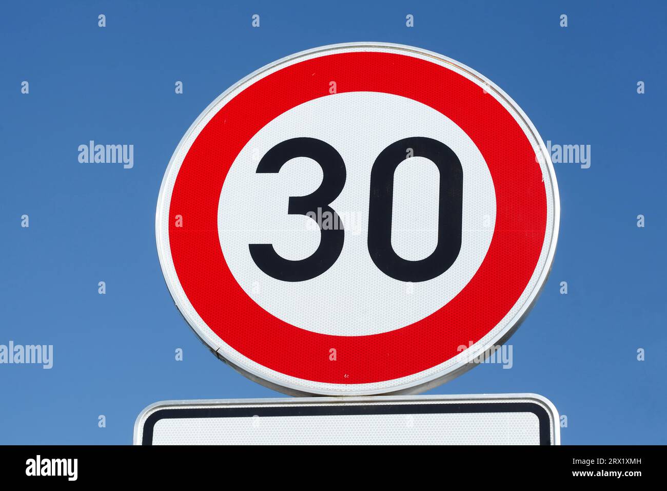 Maximum speed 30 sign hi-res stock photography and images - Alamy