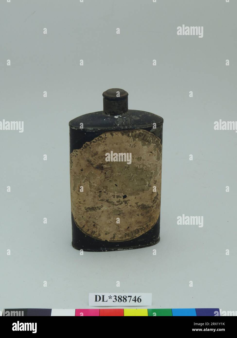 Gunpowder flask hi-res stock photography and images - Alamy