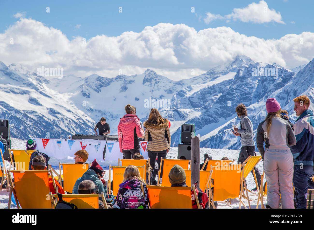 DJ and dancing ski holidaymakers, Schneekarhuette, Penken ski resort ...