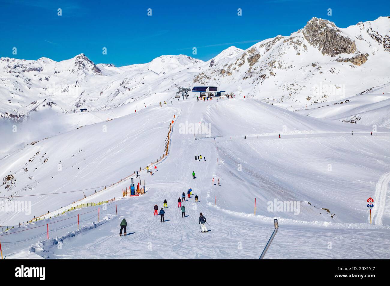 Ski descent from the 150er Tux mountain station towards Horbergjoch ...