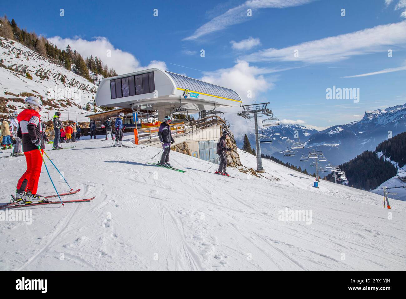 Skiers start at the top station of the Tappenalm cable car on the piste ...