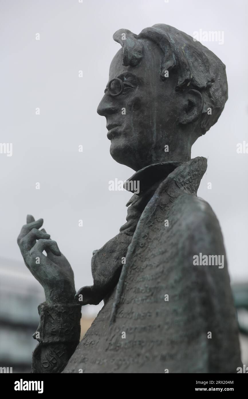 Statue william butler yeats sligo hi-res stock photography and images ...