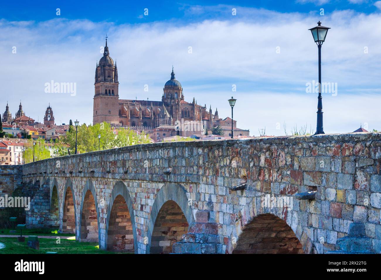 Puente romano catedral hi-res stock photography and images - Alamy