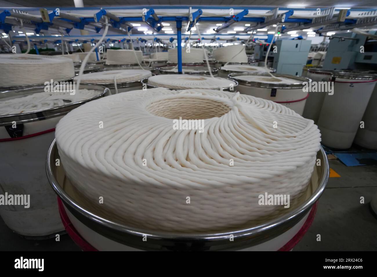 The cotton slivers in the spinning workshop are in a spinning factory ...
