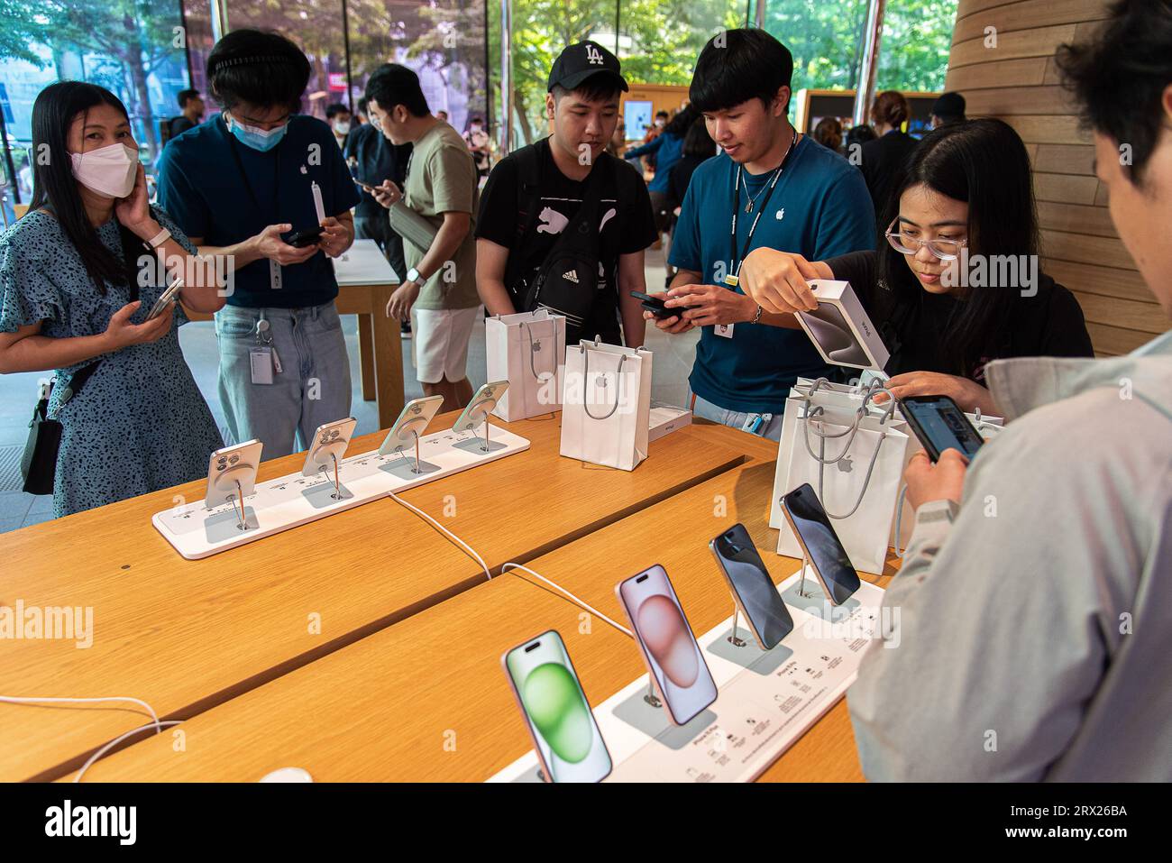 Bangkok, Thailand. 22nd Sep, 2023. Customers inspect the new iPhone 15 at the Apple Store in ...