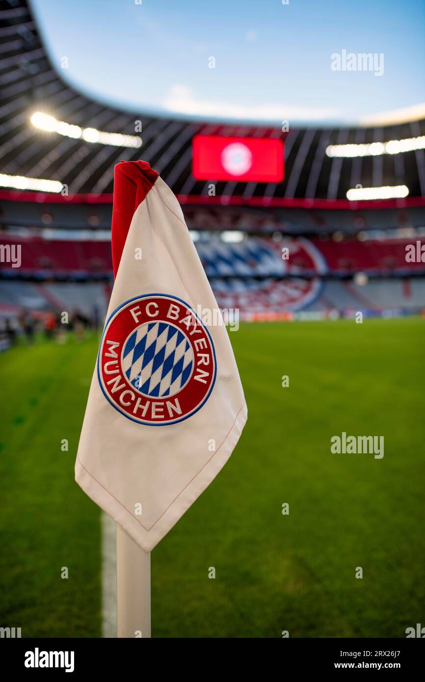 Corner flag, scoreboard, logo, FC Bayern, grandstand, blue hour ...
