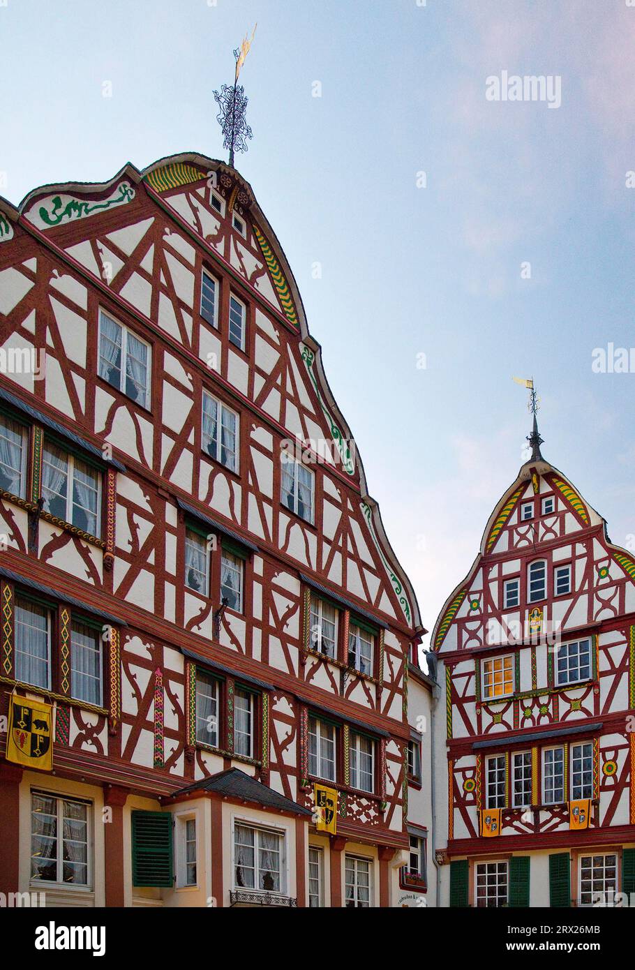 Gabled half-timbered houses on the medieval market square, Bernkastel ...