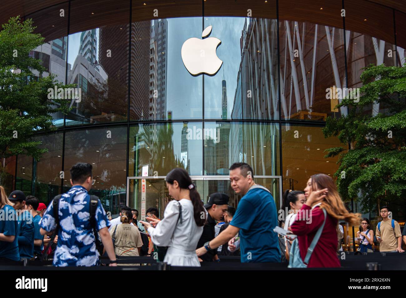 Bangkok, Thailand. 22nd Sep, 2023. People lineup outside an Apple store in Bangkok. The new ...