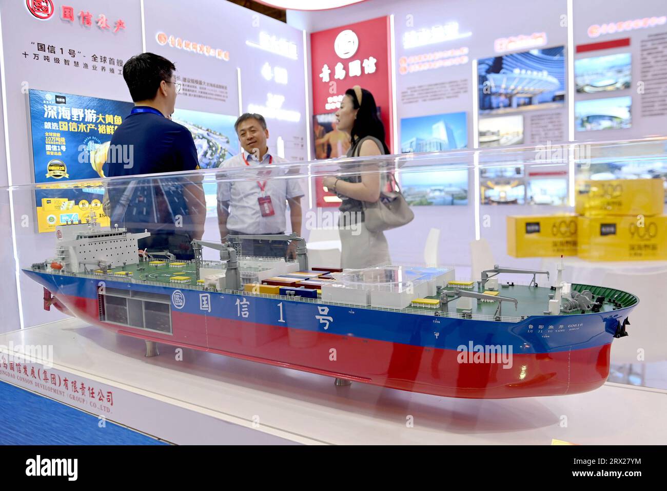 QINGDAO, CHINA - SEPTEMBER 22, 2023 - An exhibitor introduces the model ...