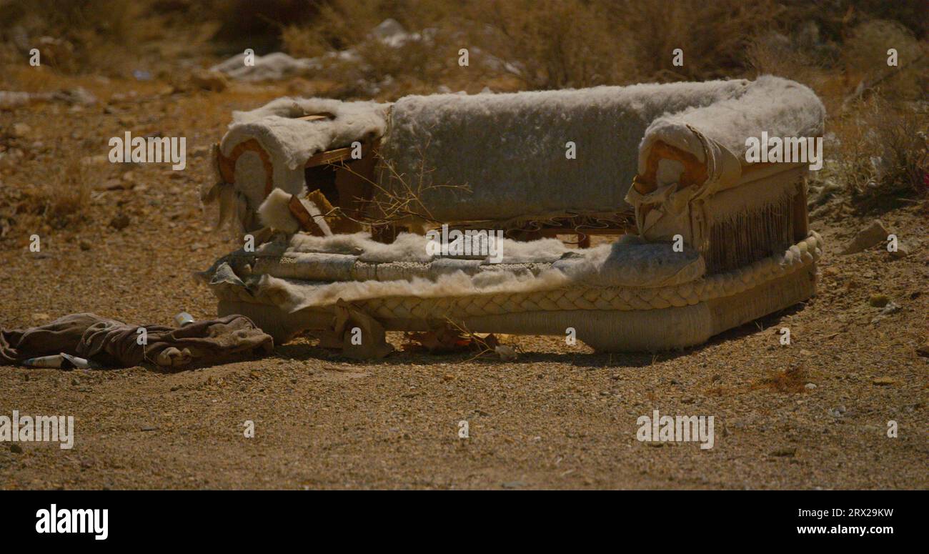 Dumped love hi-res stock photography and images - Alamy