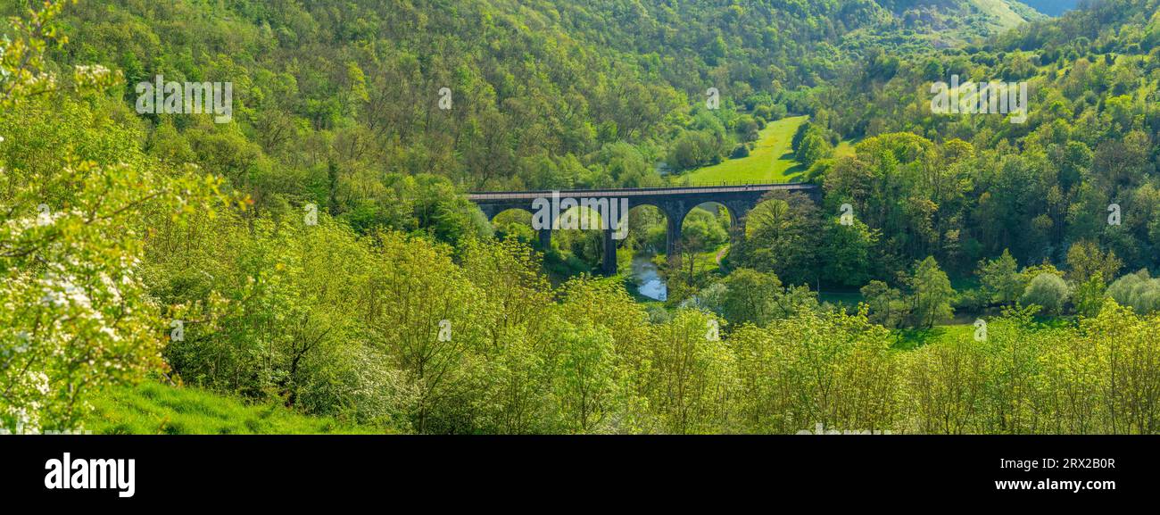 View of Monsal Viaduct in Monsal Dale, Peak District National Park ...