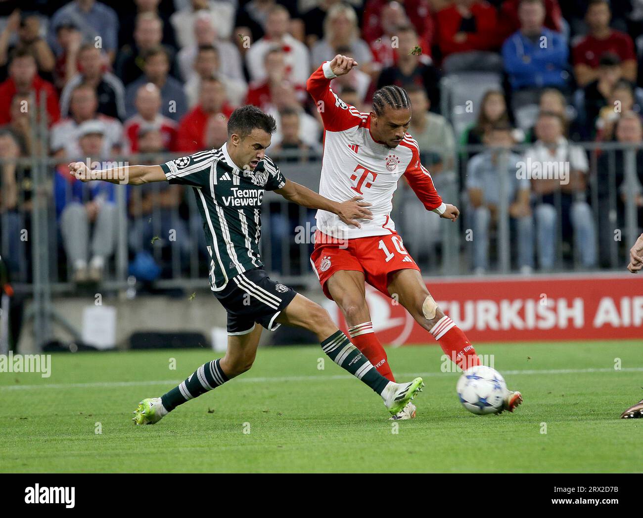V.li. Sergio Reguilon (ManU), Leroy Sane (Bayern) . FC Bayern München ...