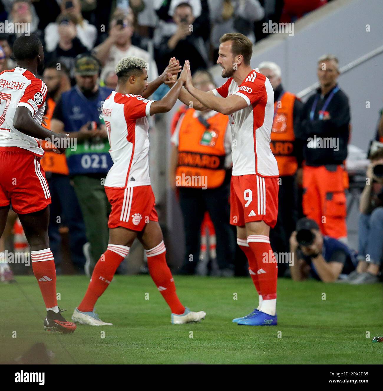 Torjubel 3:1 für München, V.li. Serge Gnabry (Bayern), Torschütze Harry ...