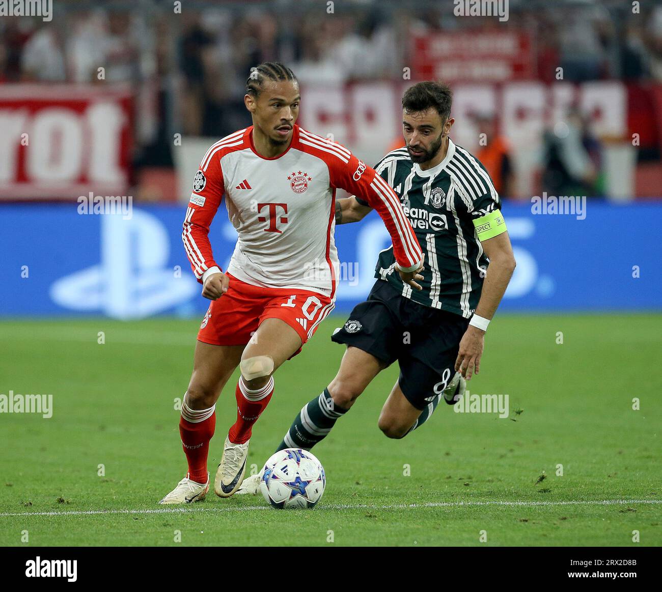 V.li. Leroy Sane (Bayern), Bruno Fernandes (ManU) . FC Bayern München ...