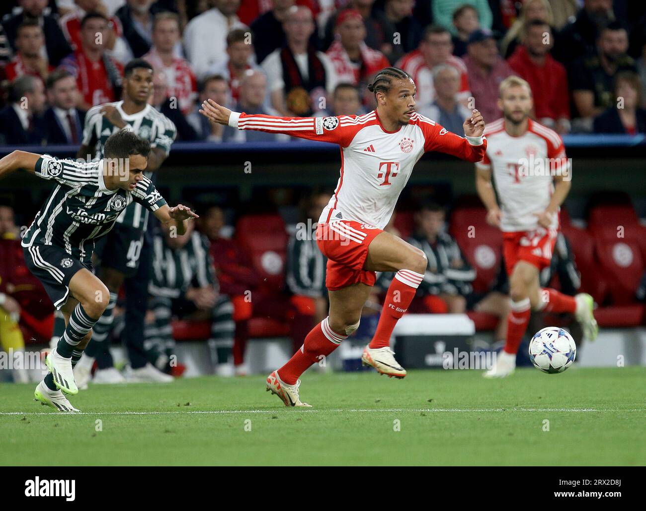 V.li. Sergio Reguilon (ManU), Leroy Sane (Bayern) . FC Bayern München ...