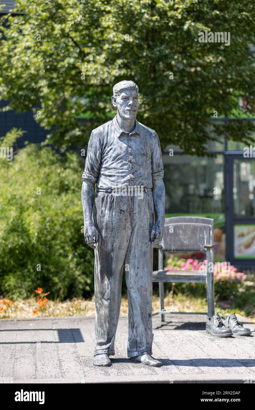 Statue of the Reus (giant) of Rotterdam in the Oude Westen Park ...