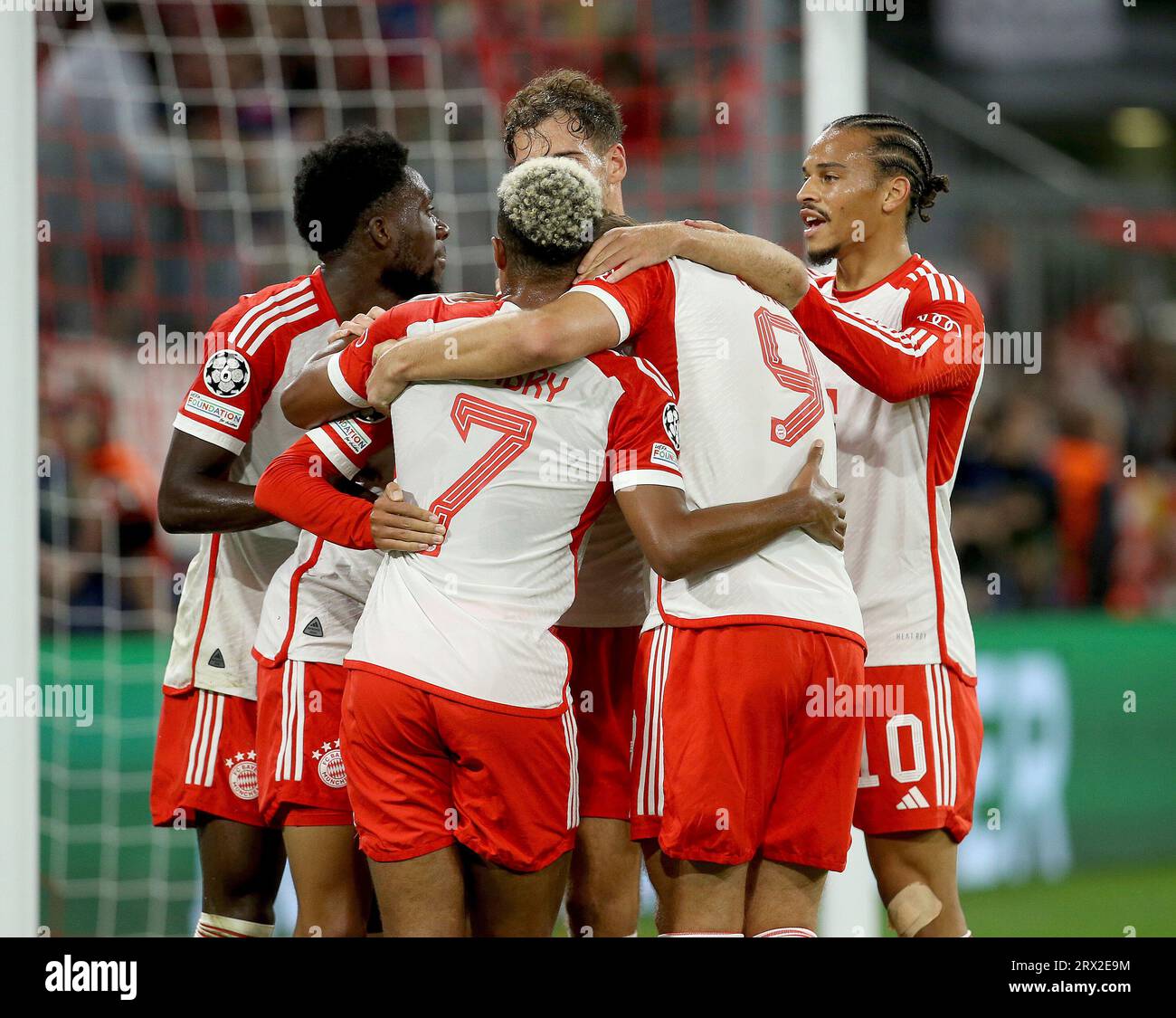 Torjubel 2:0 München, V.li. Alphonso Davies (Bayern), Torschütze Serge ...