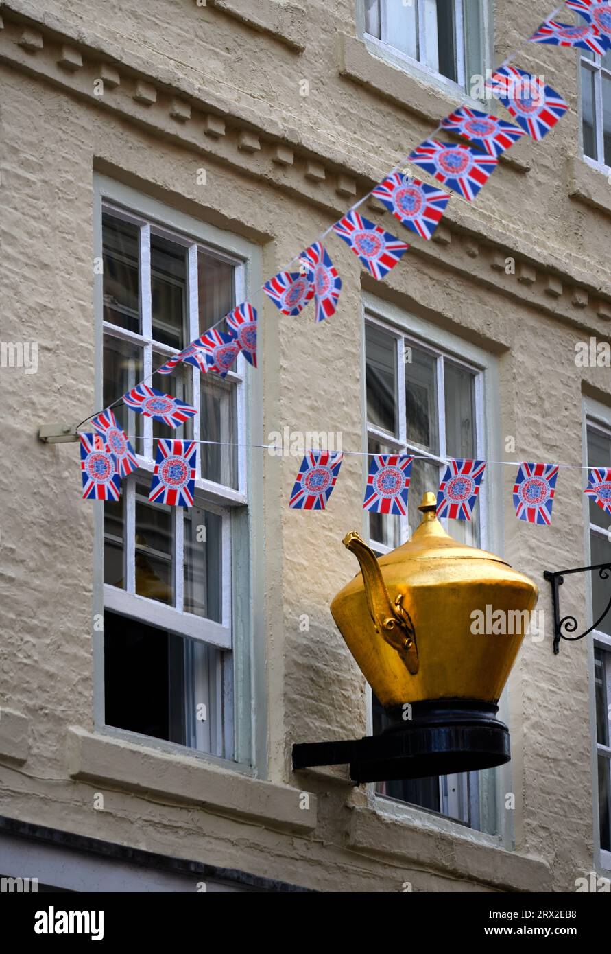 Gold coloured teapot durham hi-res stock photography and images - Alamy