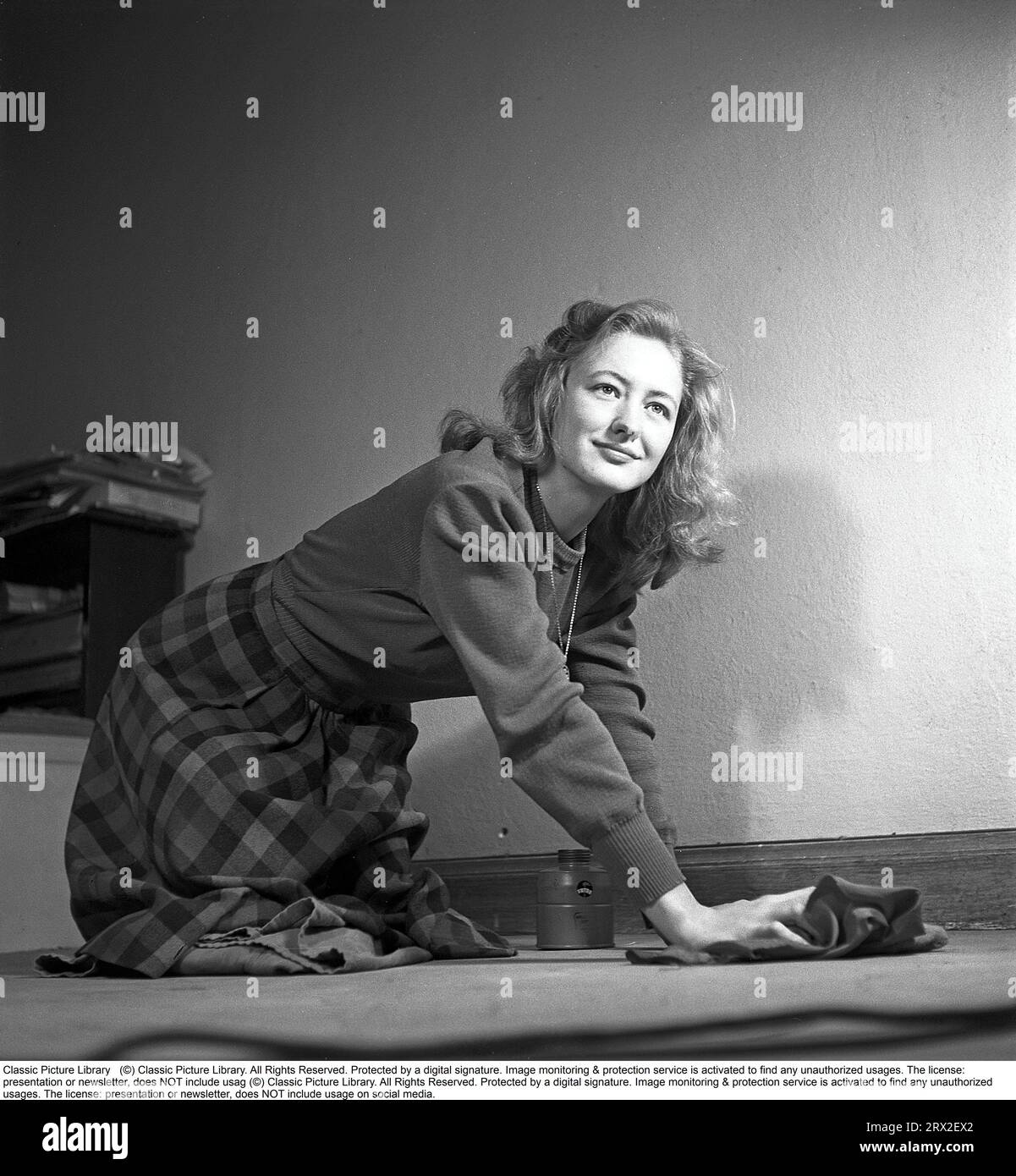 Kneeling female figure hi-res stock photography and images - Alamy