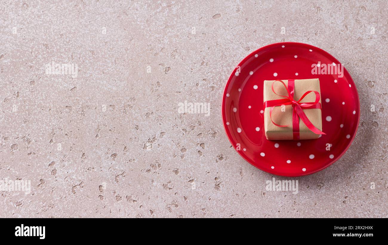 Christmas gift box dinner plate hi-res stock photography and images - Alamy