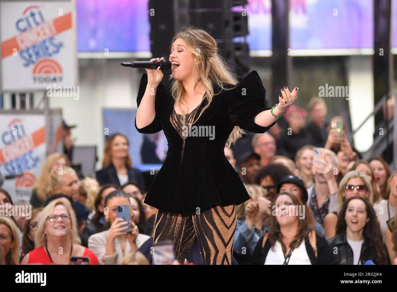 Kelly clarkson 2023 hi-res stock photography and images - Alamy