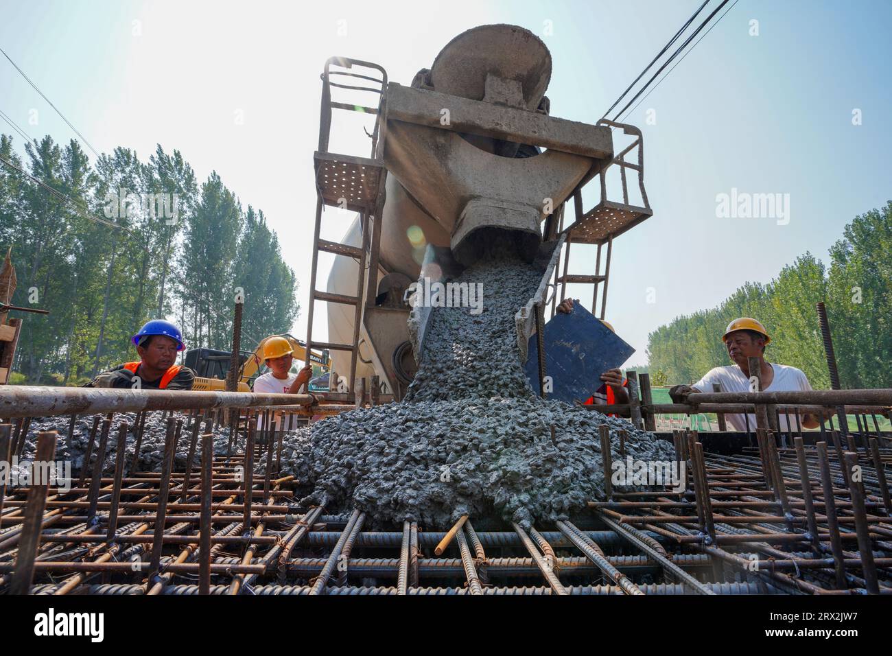 Pouring concrete bridge pier hi-res stock photography and images - Alamy