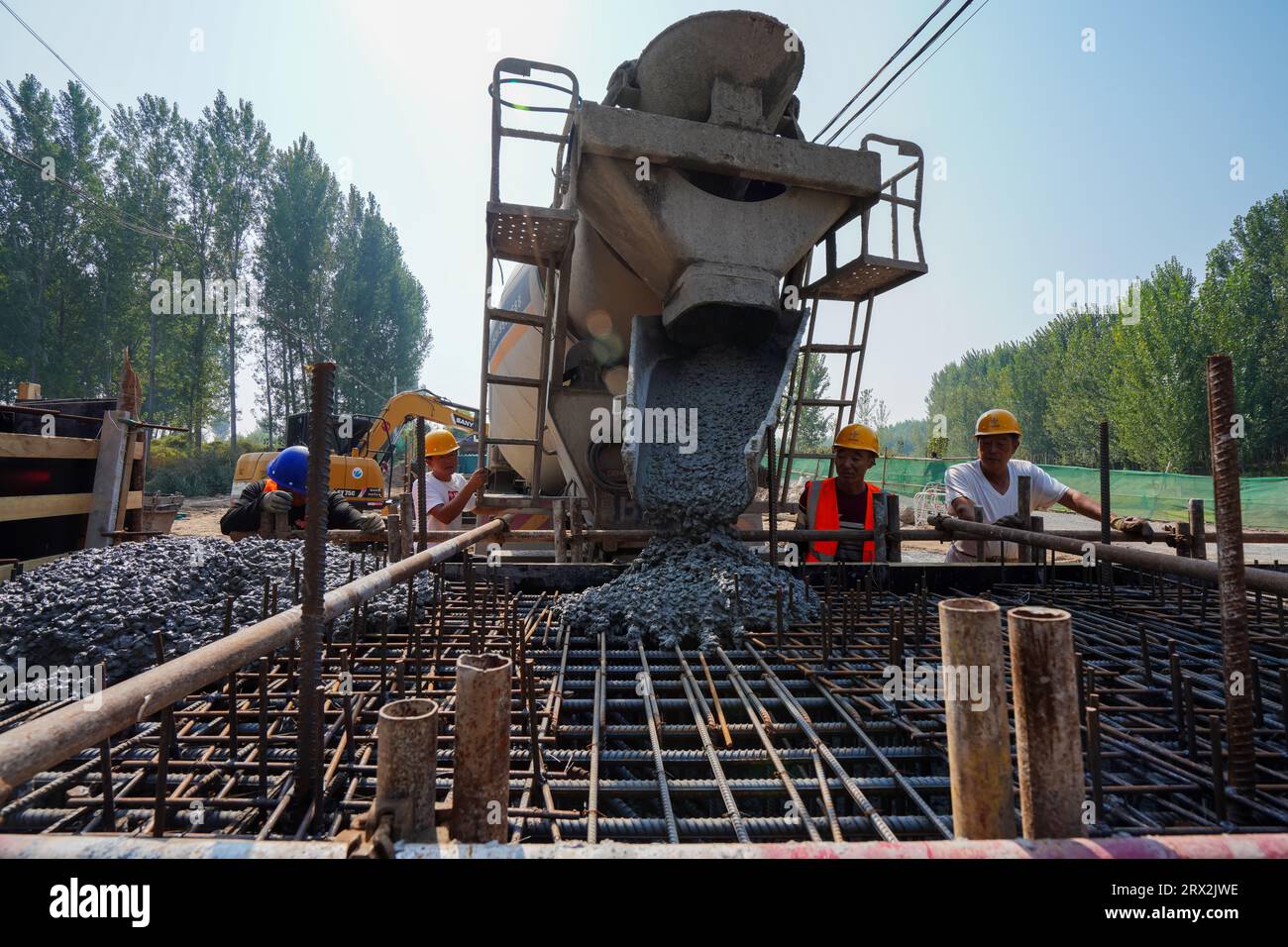 Pouring concrete bridge pier hi-res stock photography and images - Alamy
