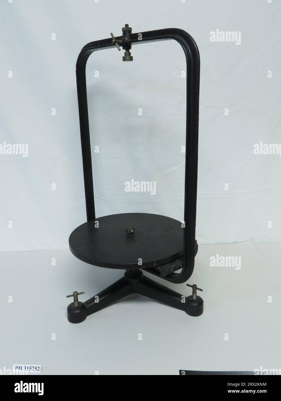 Physical pendulum hi-res stock photography and images - Alamy