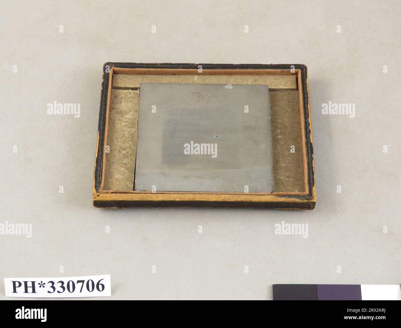 Diffraction grating hi-res stock photography and images - Alamy