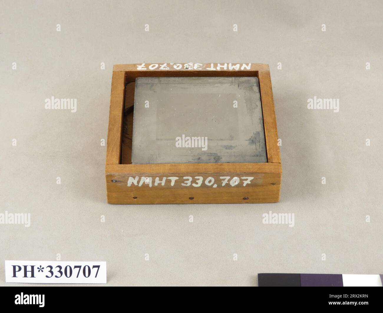 Diffraction grating hi-res stock photography and images - Alamy