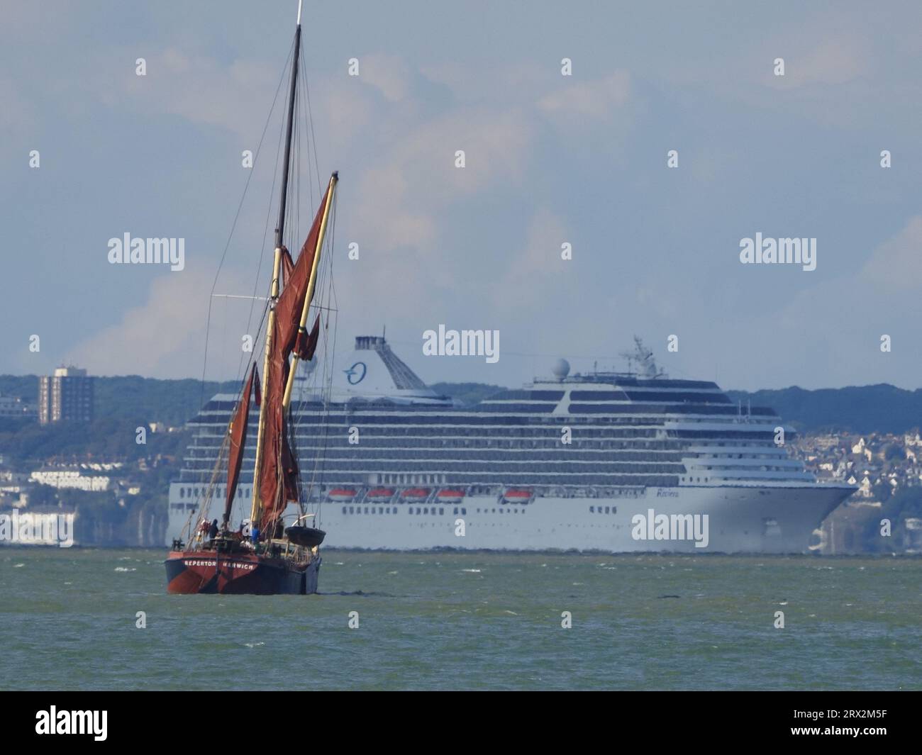 Old thames sailing barge hi-res stock photography and images - Alamy