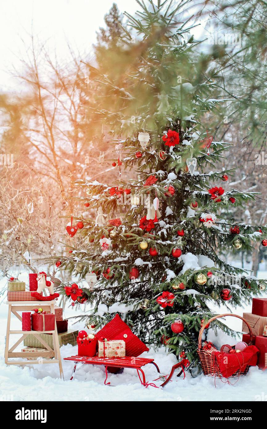 Beautiful decorated chrismas tree hi-res stock photography and images ...
