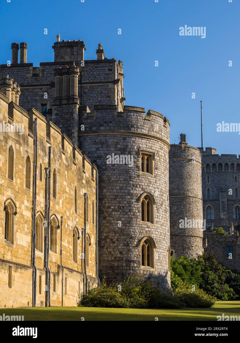Battlements of windsor castle hi-res stock photography and images - Alamy