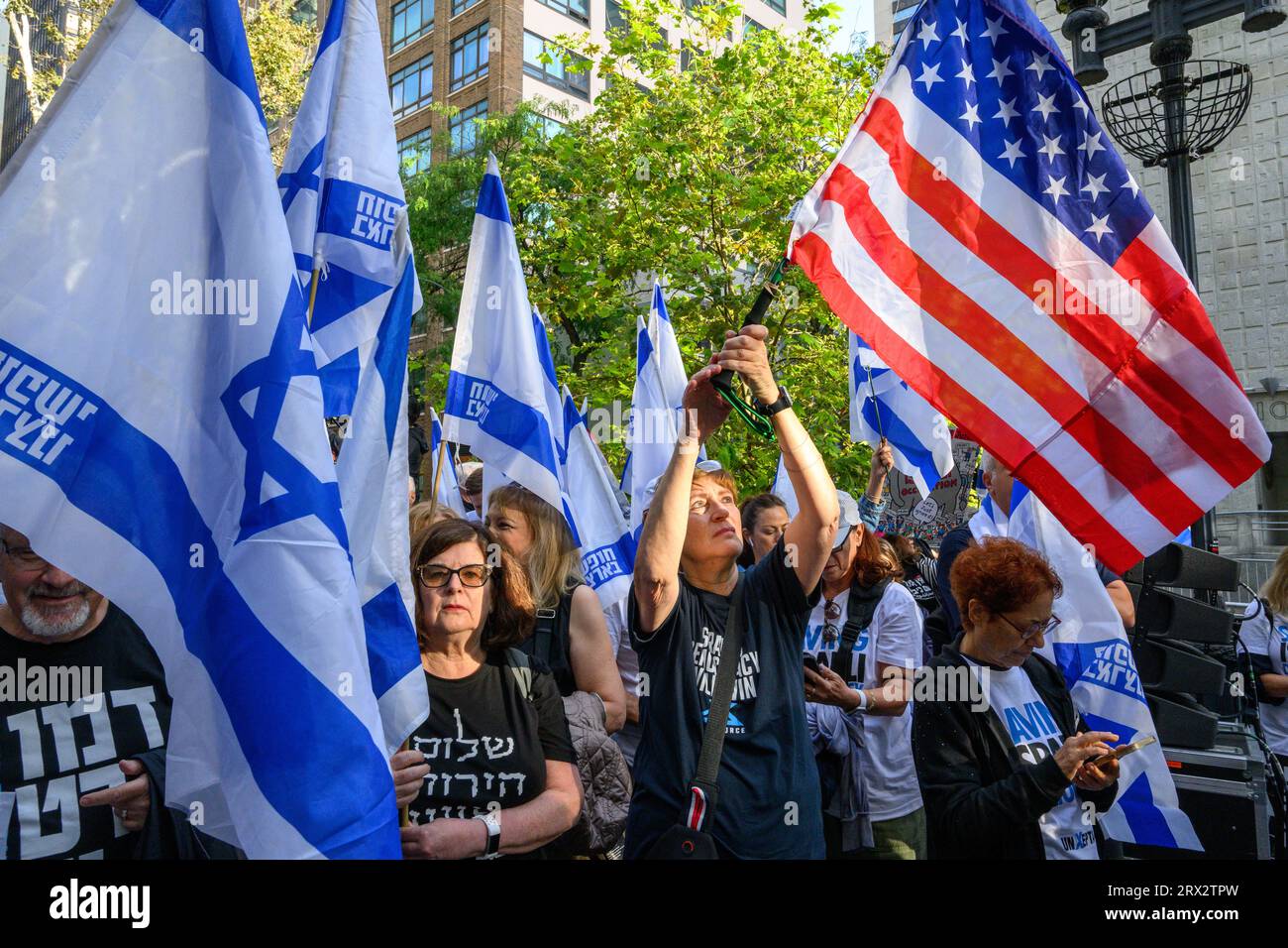 New York, USA. 22nd Sep, 2023. People carry Israeli and US flags ...