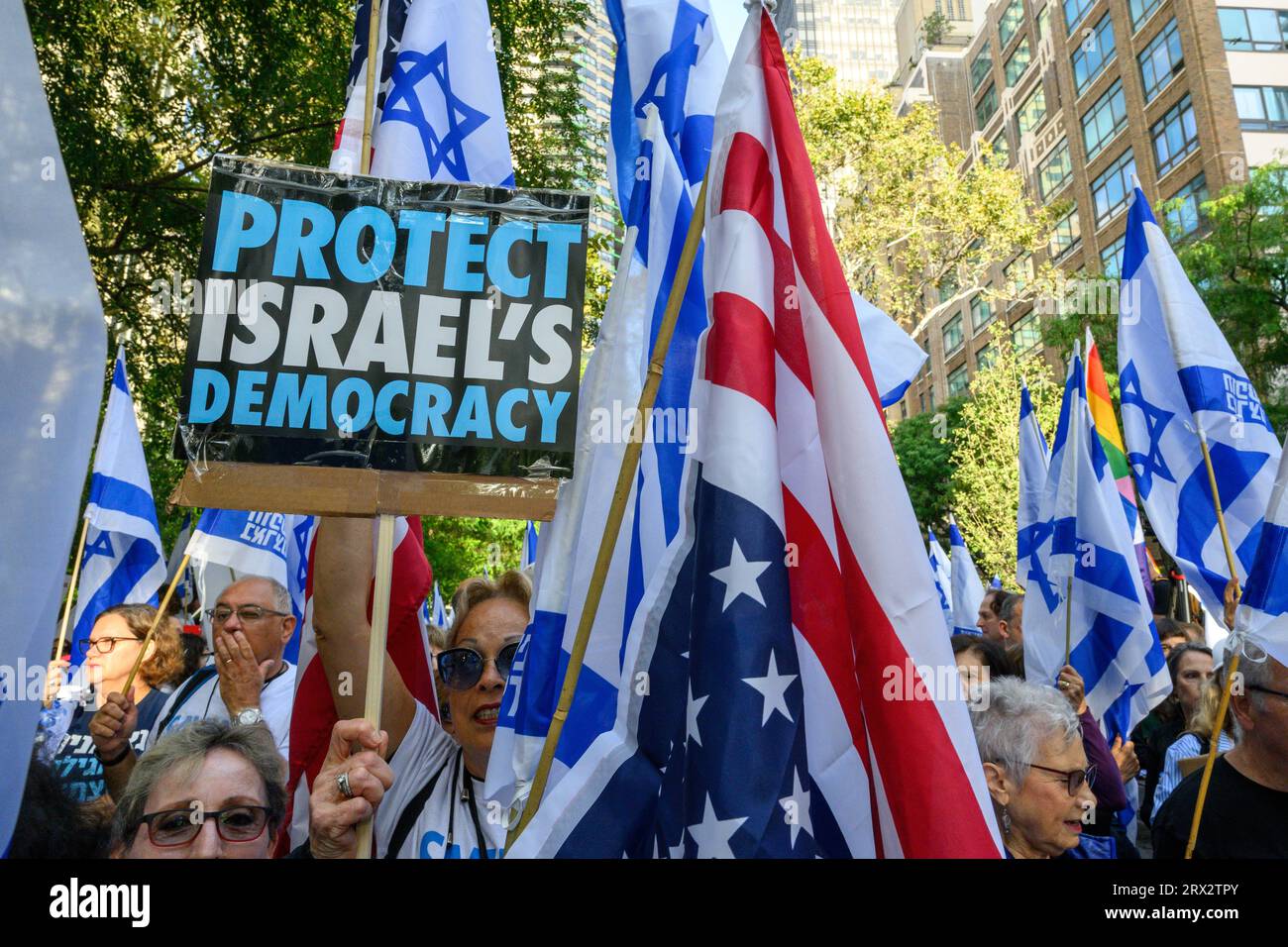 New York, USA. 22nd Sep, 2023. People carry Israeli and US flags ...