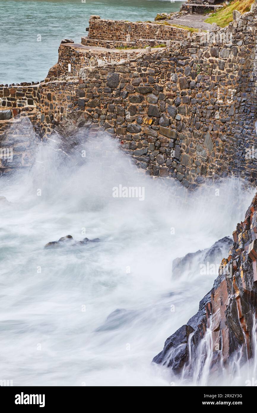 Wave on harbour wall hi-res stock photography and images - Alamy
