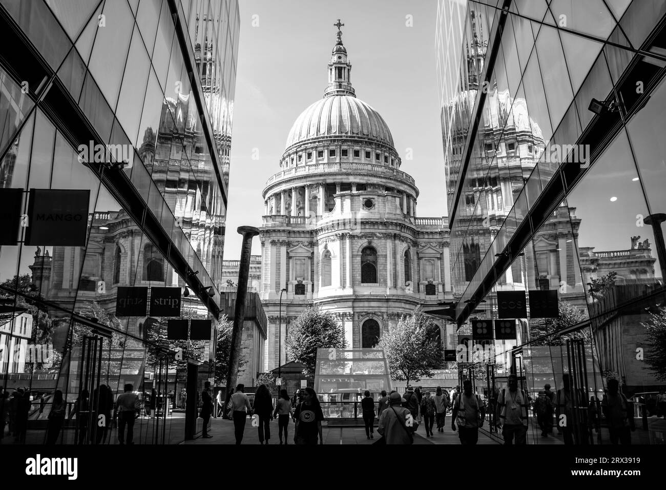 St Paul's Cathedral Reflected In The Windows Of The One New Change ...