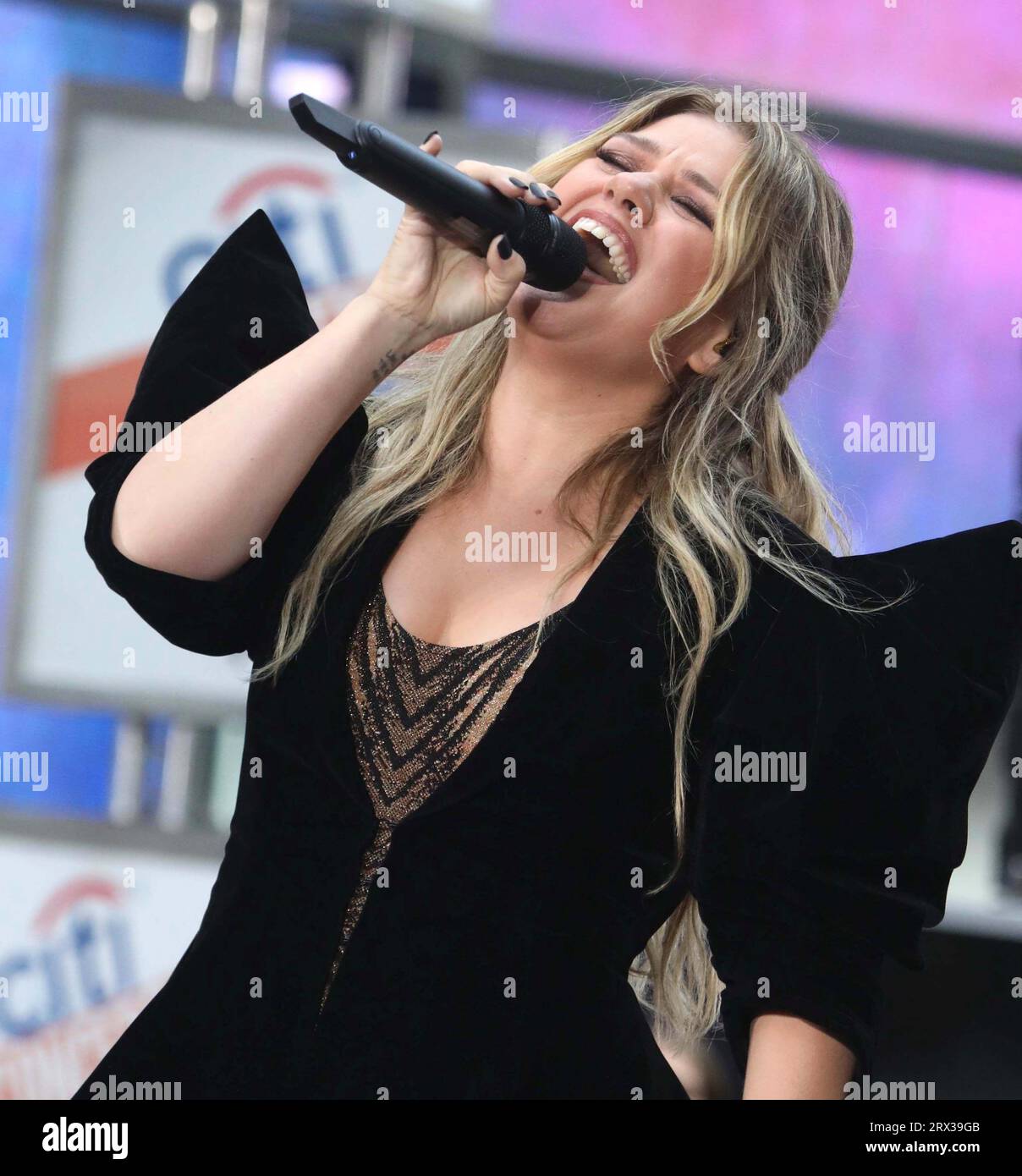 Kelly clarkson 2023 hi-res stock photography and images - Alamy