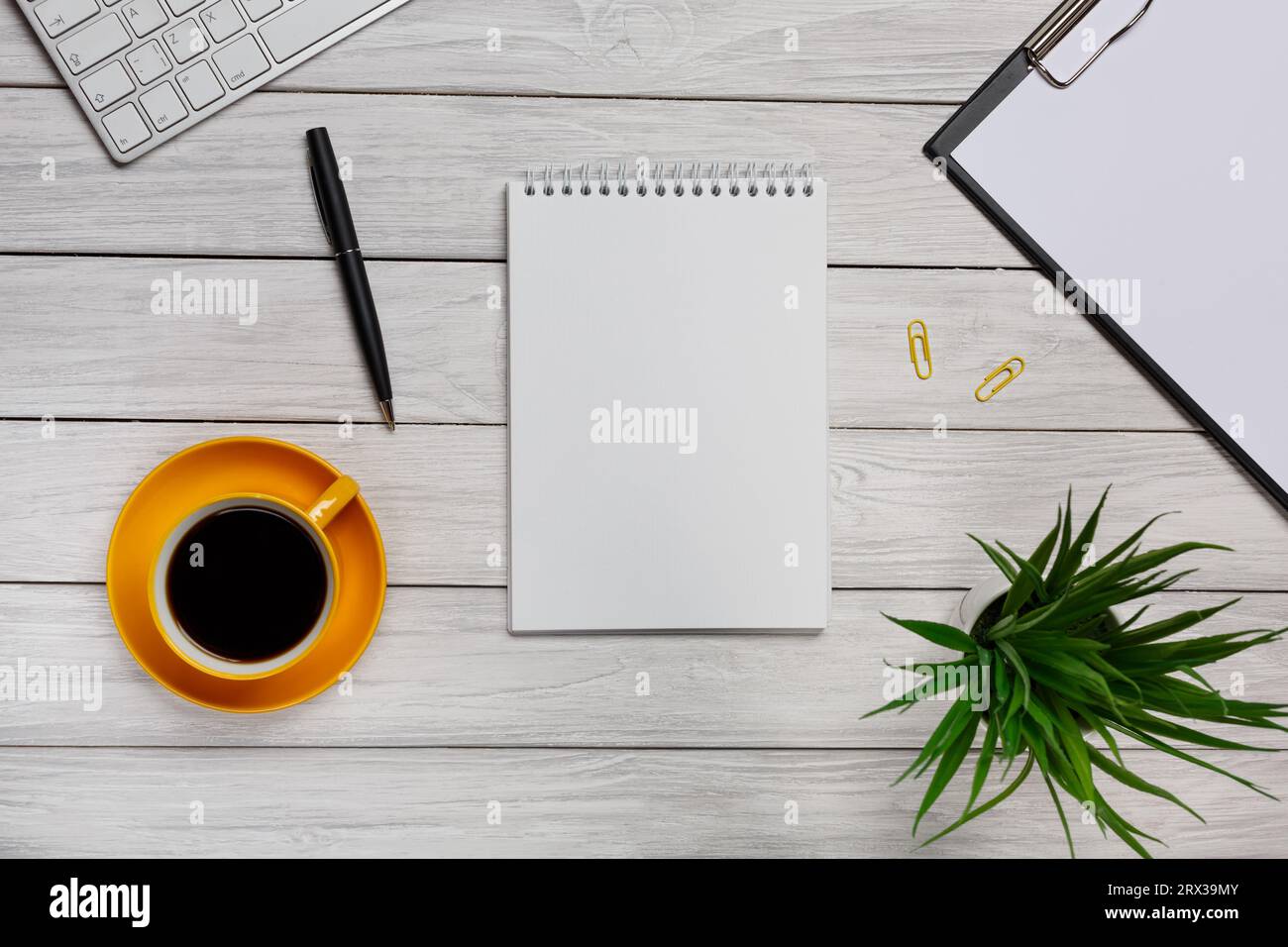 Clipboard blank paper desktop hi-res stock photography and images - Alamy