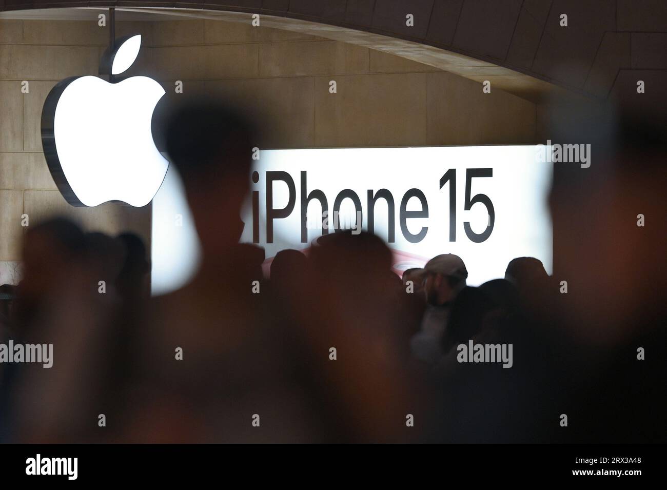 New York, USA. 22nd Sep, 2023. Customers line up inside the Apple Store ...