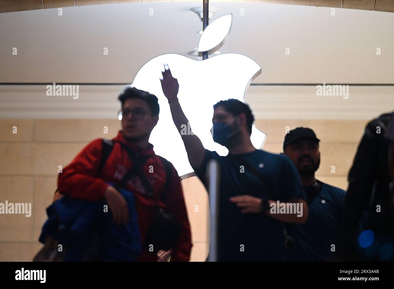New York, USA. 22nd Sep, 2023. Customers line up inside the Apple Store ...