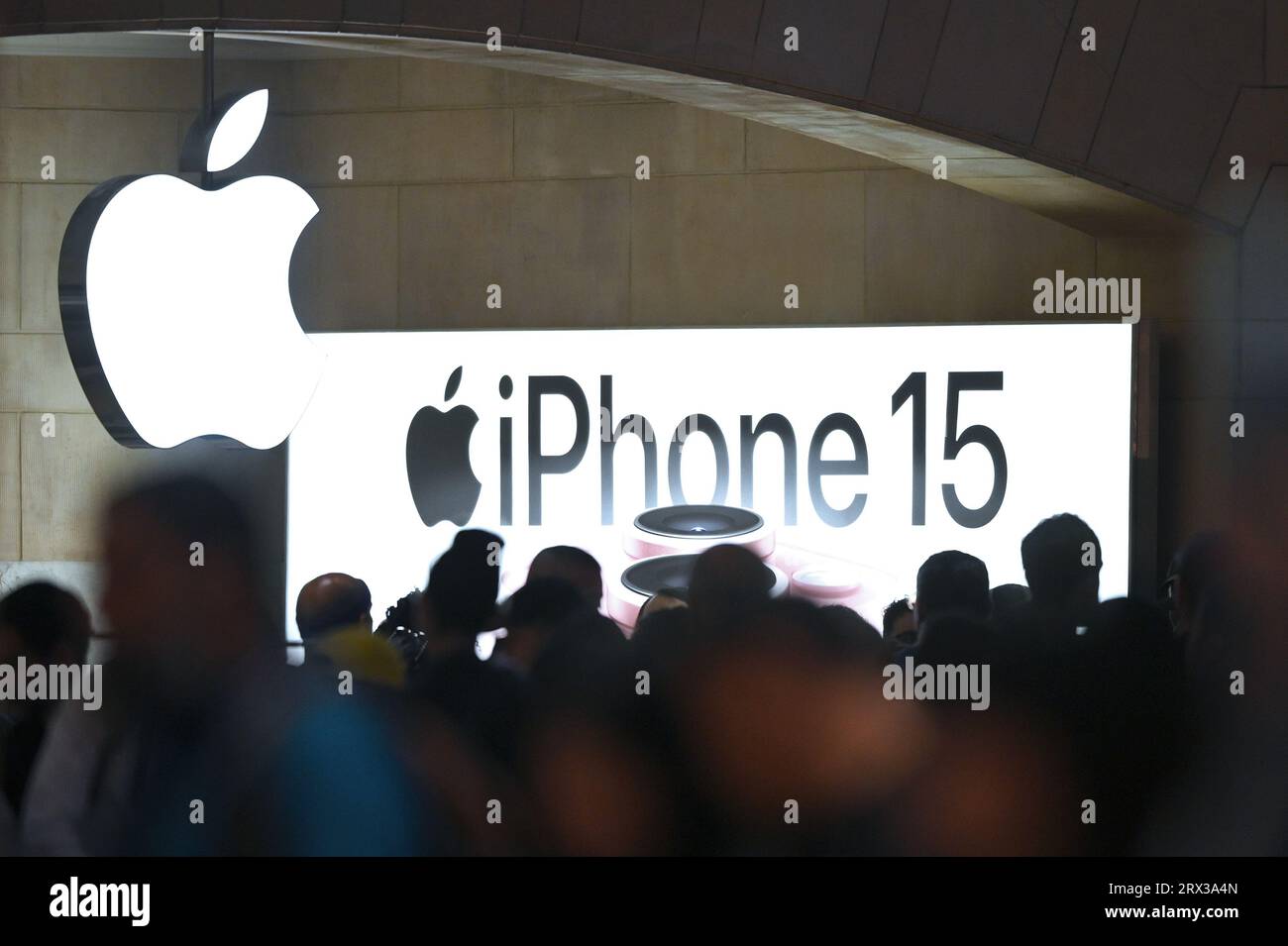 New York, USA. 22nd Sep, 2023. Customers line up inside the Apple Store ...