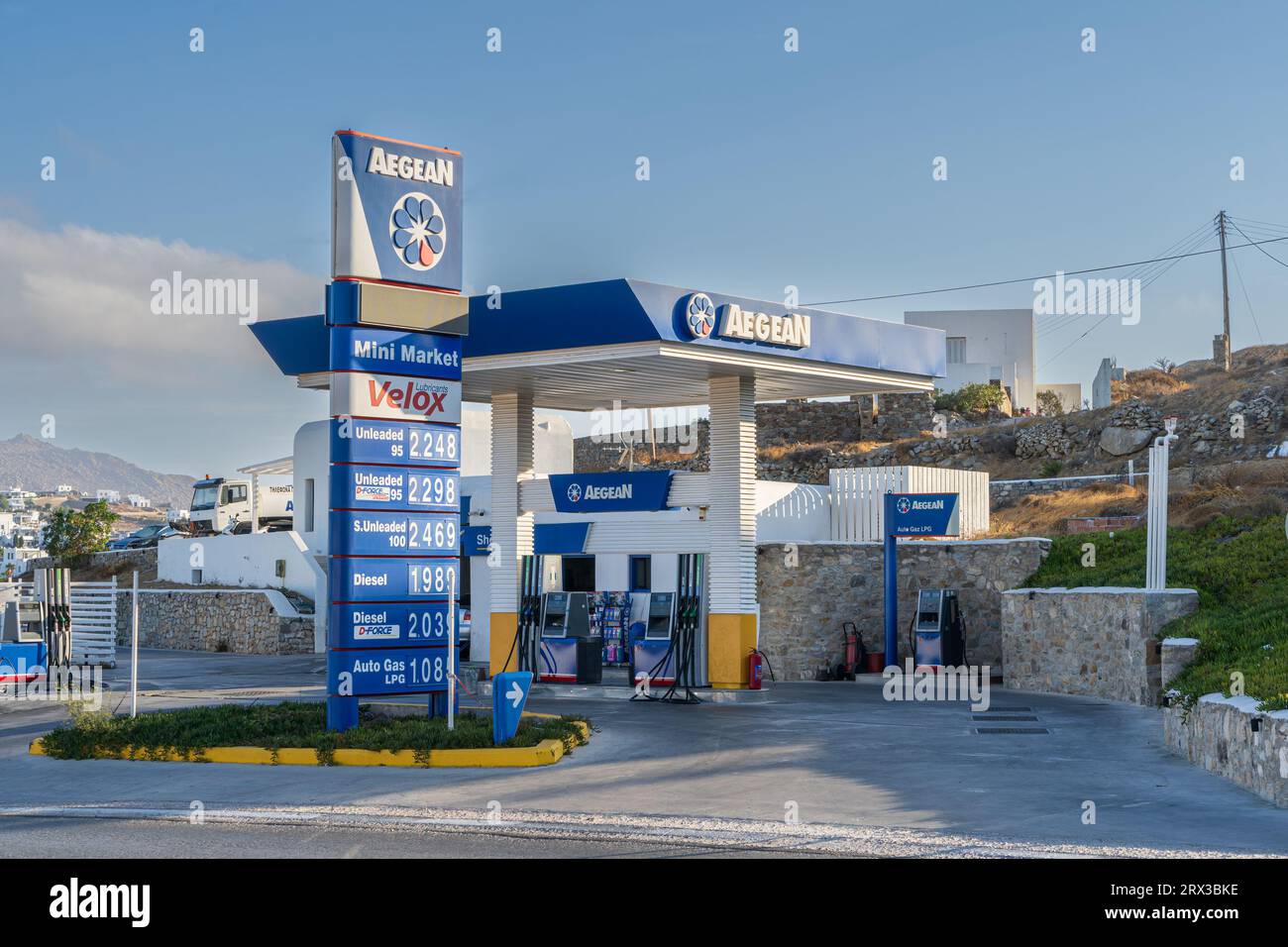 Filling station hi-res stock photography and images - Alamy